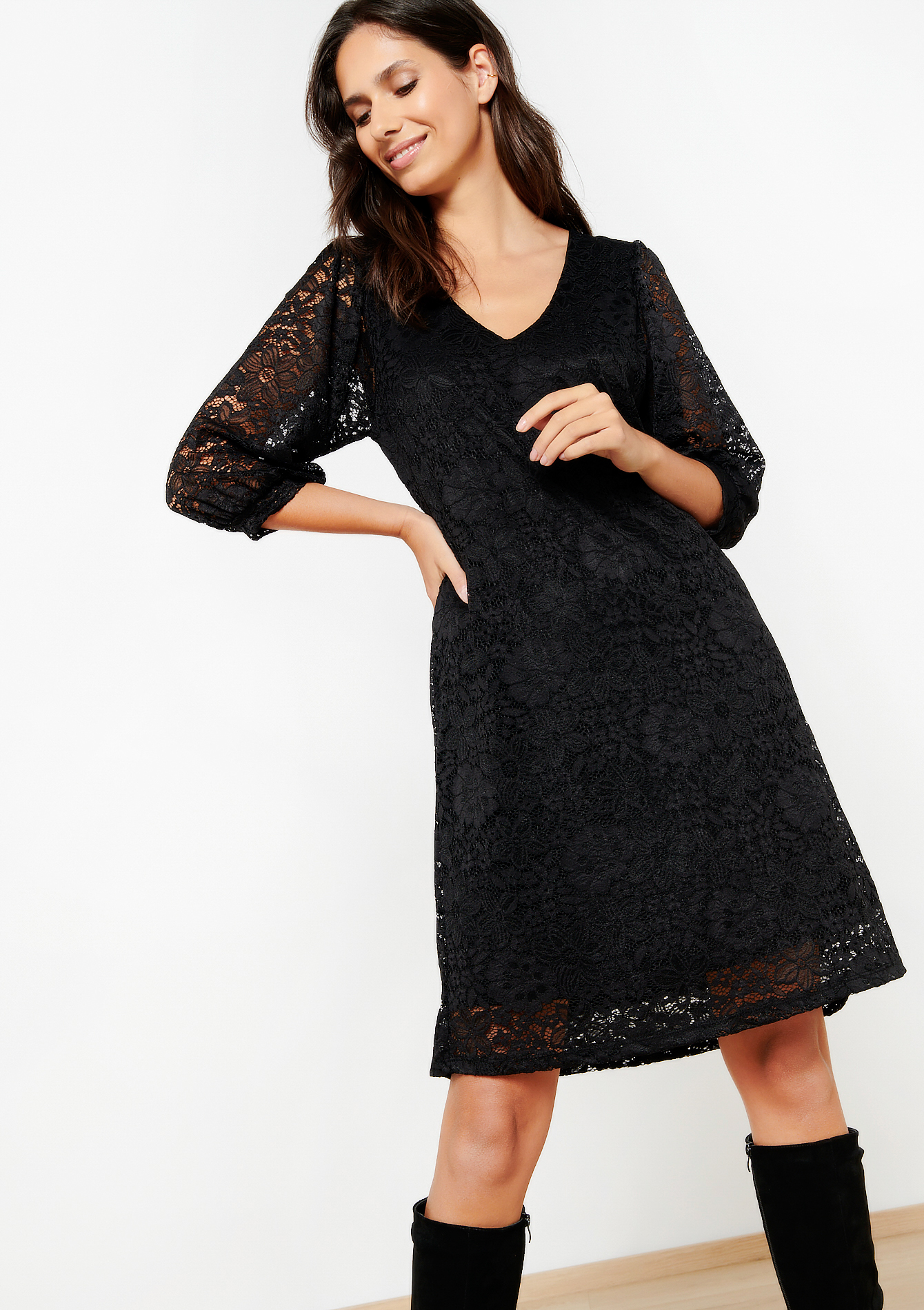 Lace dress with V-neck - LolaLiza